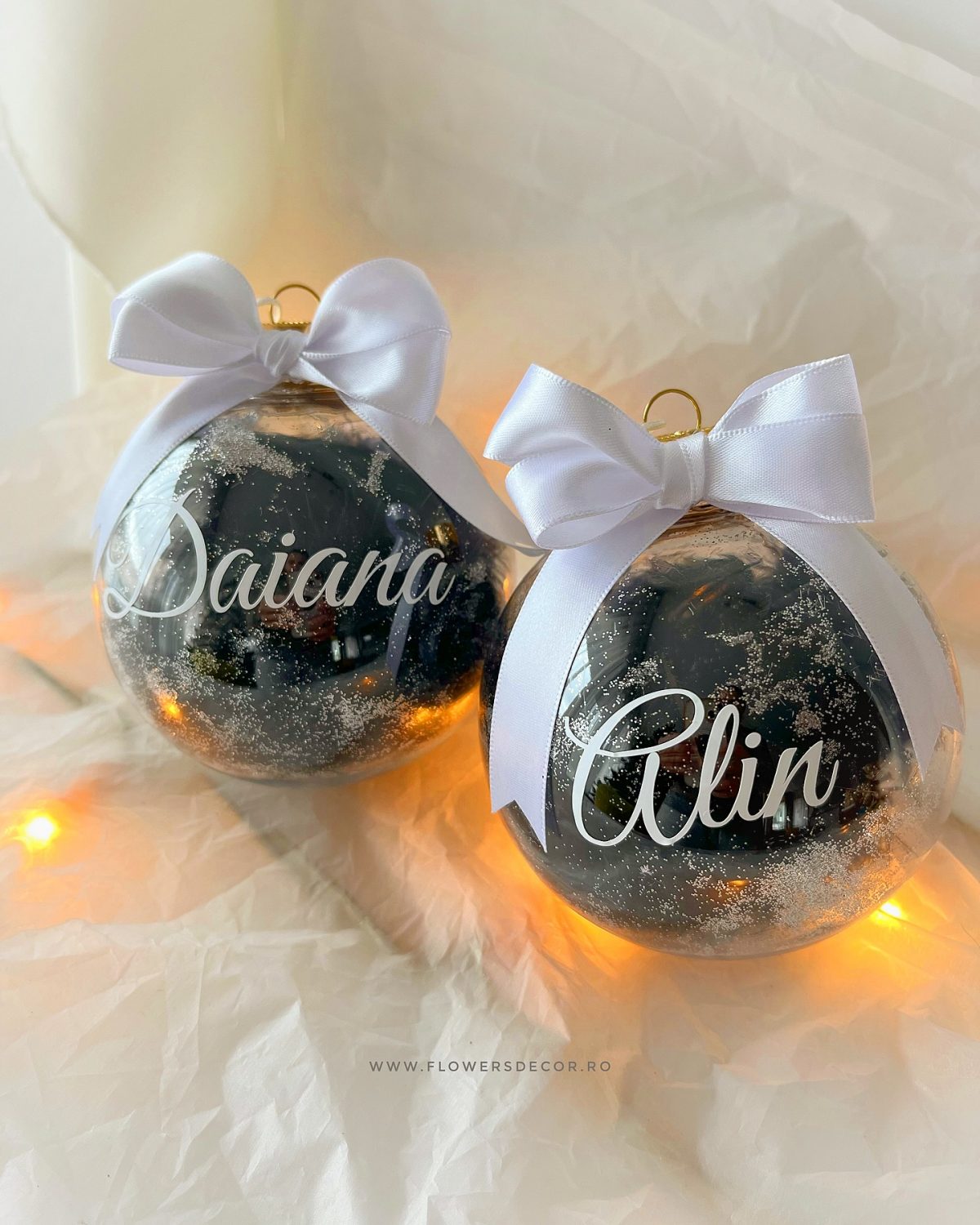 Glob personalizat cu nume, decorat cu licheni negrii si sclipici ...